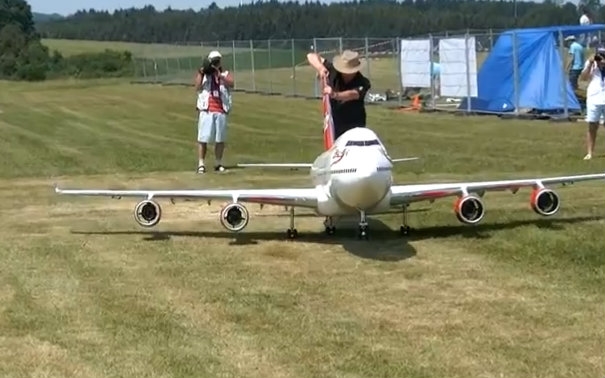 空客A330-200巨大的RC客机模型CRASH和维修与飞行 RC客机航展...