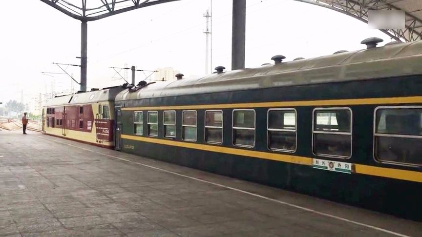 洛阳开往绍兴的绿皮火车 DF4DK牵引K1379次中途驶出阜阳站