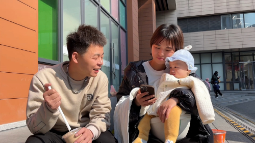 陪伴娃娃和工作不能兼顾,小两口有计划,目的都是给娃娃最好的