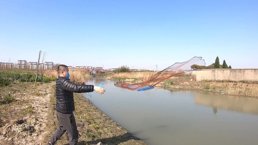 小伙网购飞盘撒网,按教程学不会,自创新撒法,以后有鱼吃了!