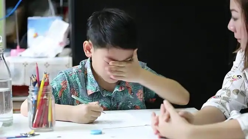 学校生活实录:五年级学生高度近视,填鸭式教育下的无奈与厌学