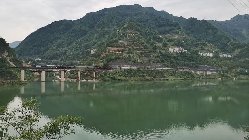 k1158次列车(成都—上海),通过襄渝铁路棕溪站