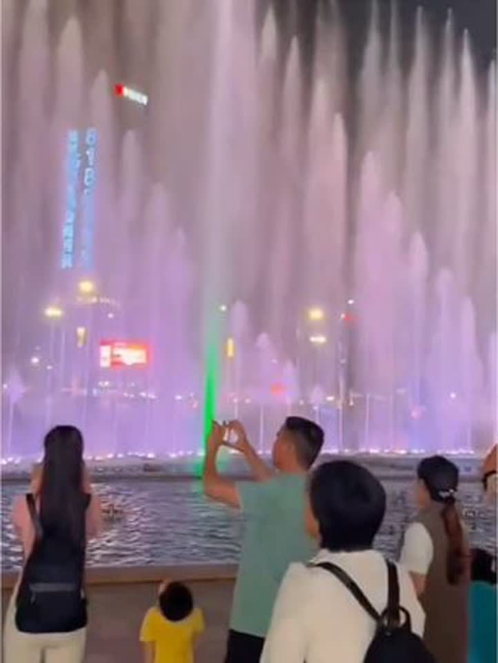 喷泉水景灯光音乐秀太美了!#音乐喷泉水景灯光秀 #美丽夜景太迷人 #...