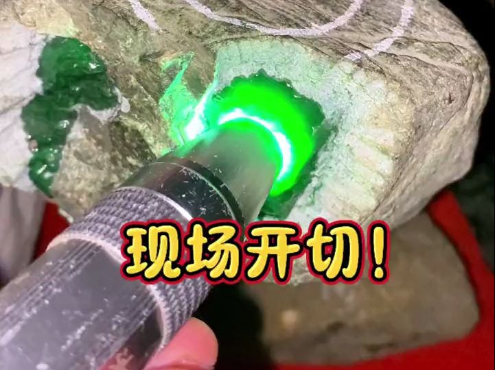 翡翠原石现场开切!38000块的翡翠原石可以切出怎样的价格?