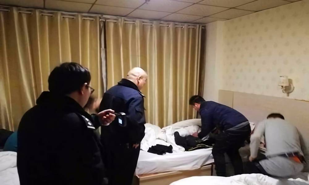 .”住酒店,只登记一人信息,被警察查.