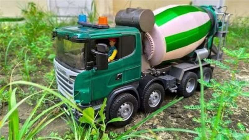 收集各种零件组装搅拌车