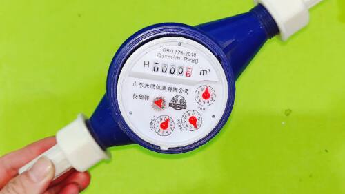 水表里不小心卡了一根生料带,一整年都没交过水费?到底怎么回事