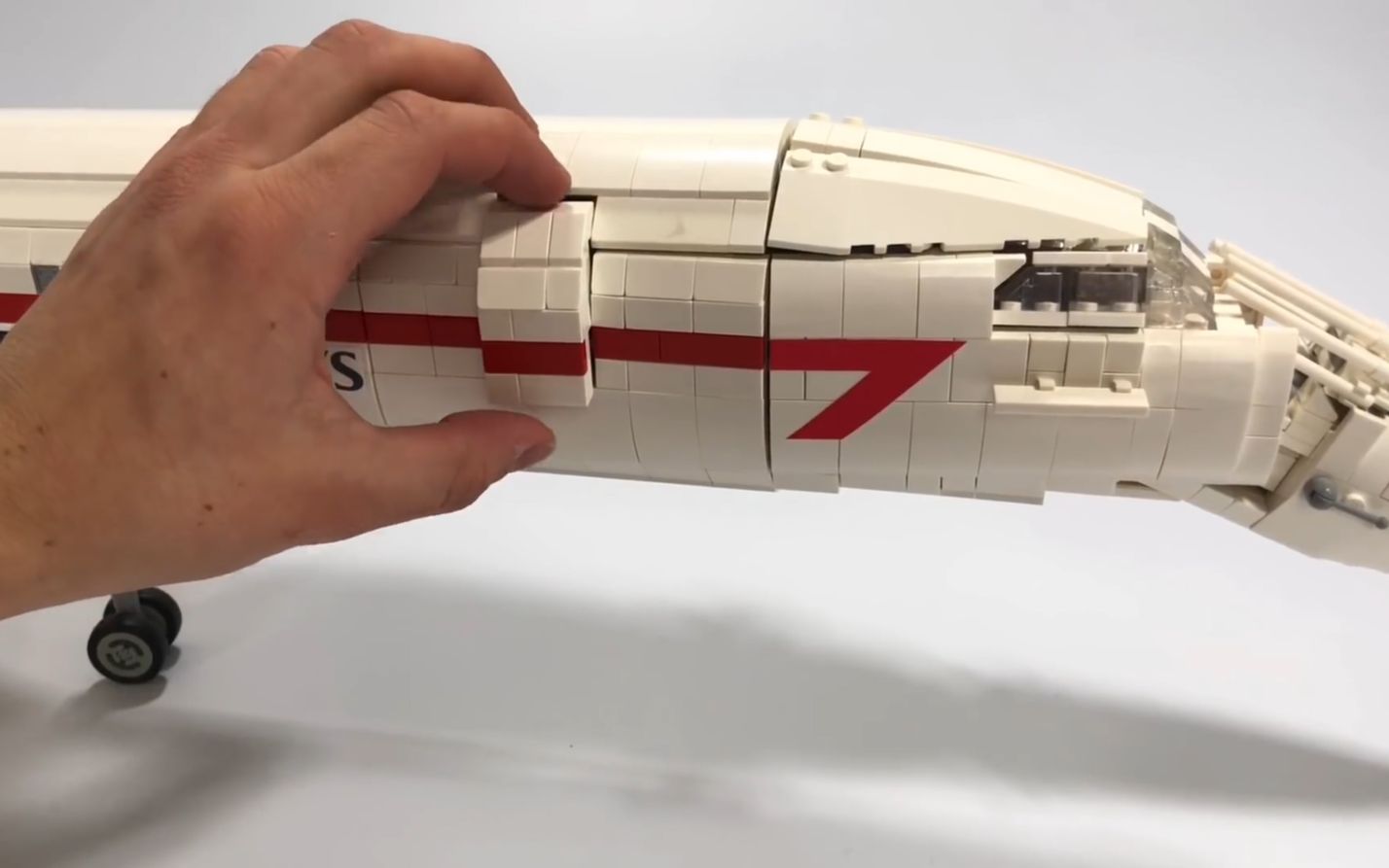 ...6,000片乐高积木搭建一架已退出历史舞台的“协和式”超音速客机