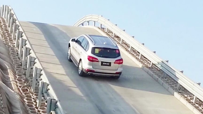 自动挡爬陡坡,挂D挡踩油门上不去?很多新手不明白