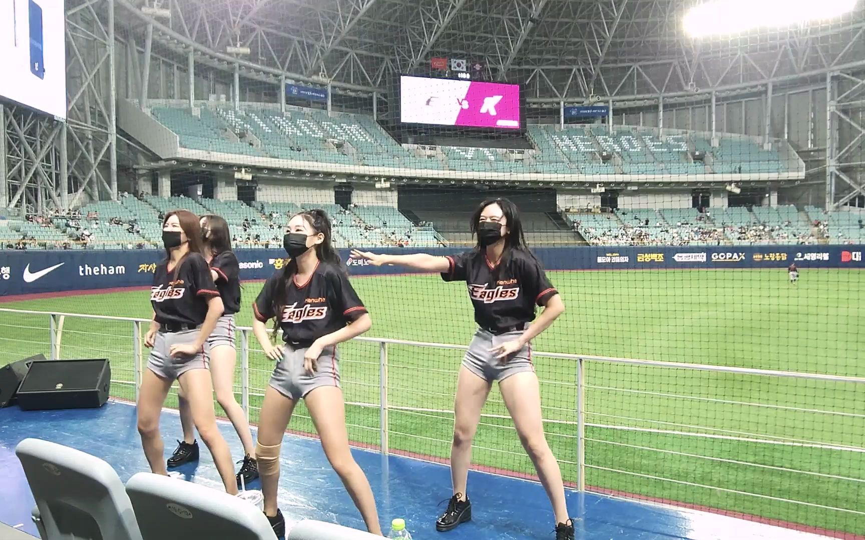 拉拉队热舞,开心就是这么简单!悄悄欣赏啦啦队美女!