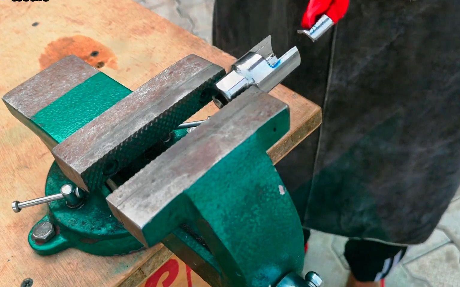 套筒上切割两个口,装在电钻上太好用了,大多数人还都不知道呢.mp4