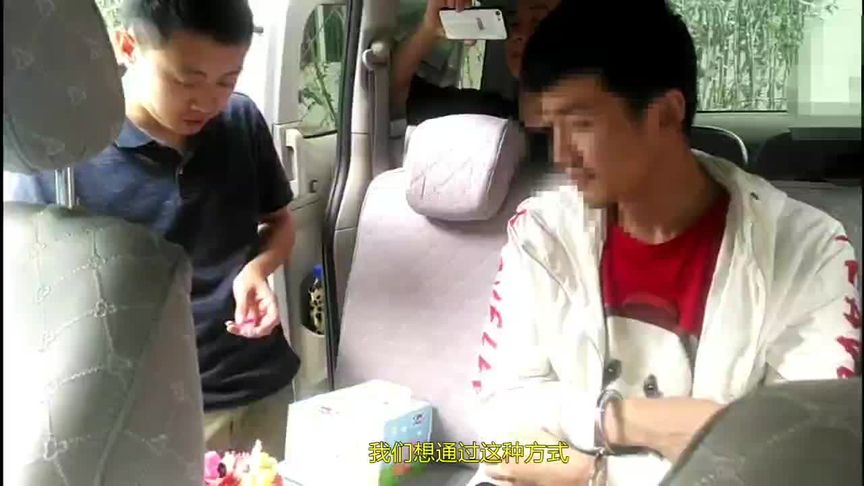 成都彭州公安民警押解被强制隔离戒毒人员途中