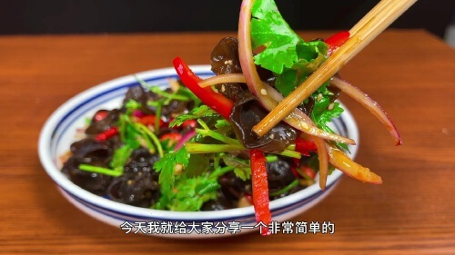 饭店的凉拌黑木耳为啥那么好吃?原来诀窍这么简单,看大厨如何做