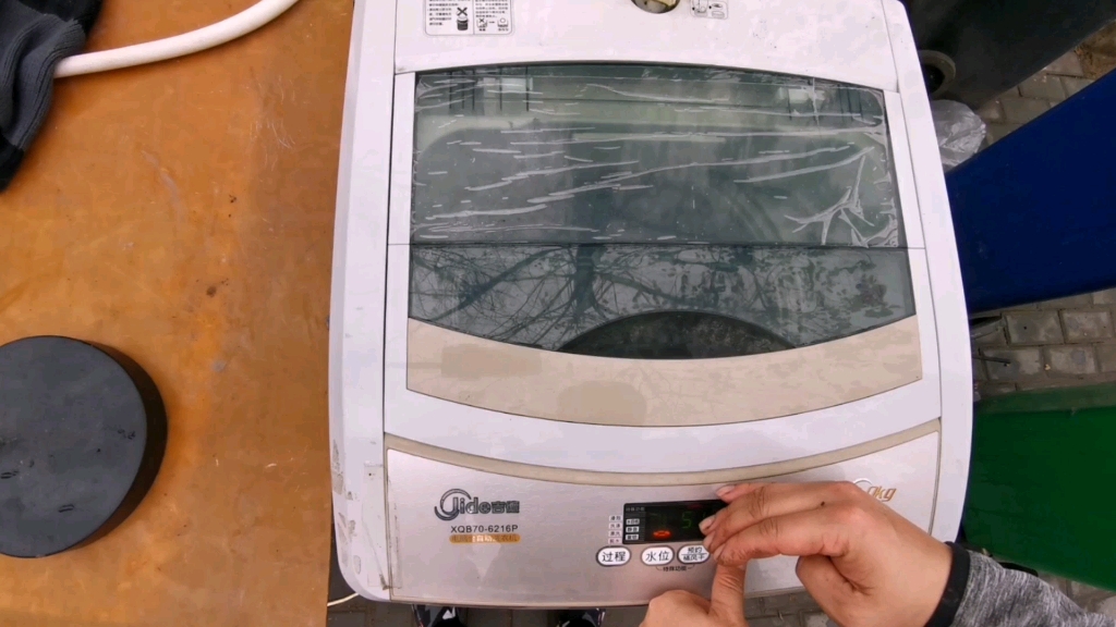 洗衣机报警F1该如何维修,查询故障代码很重要,更换这个零件立马解决。