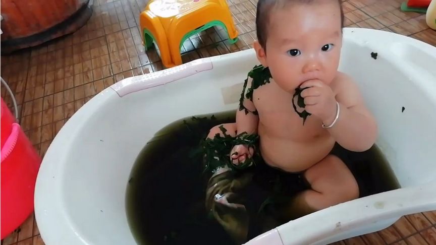听老人说拿艾叶水给小孩泡澡可以治感冒发烧,艾叶具有清热作用