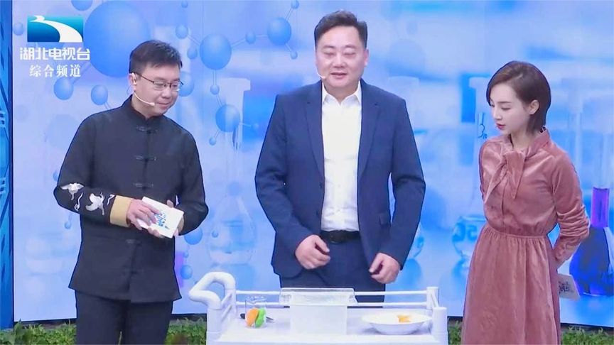 专家现场利用道具演示肾脏是如何工作的,原来肾小球如此重要