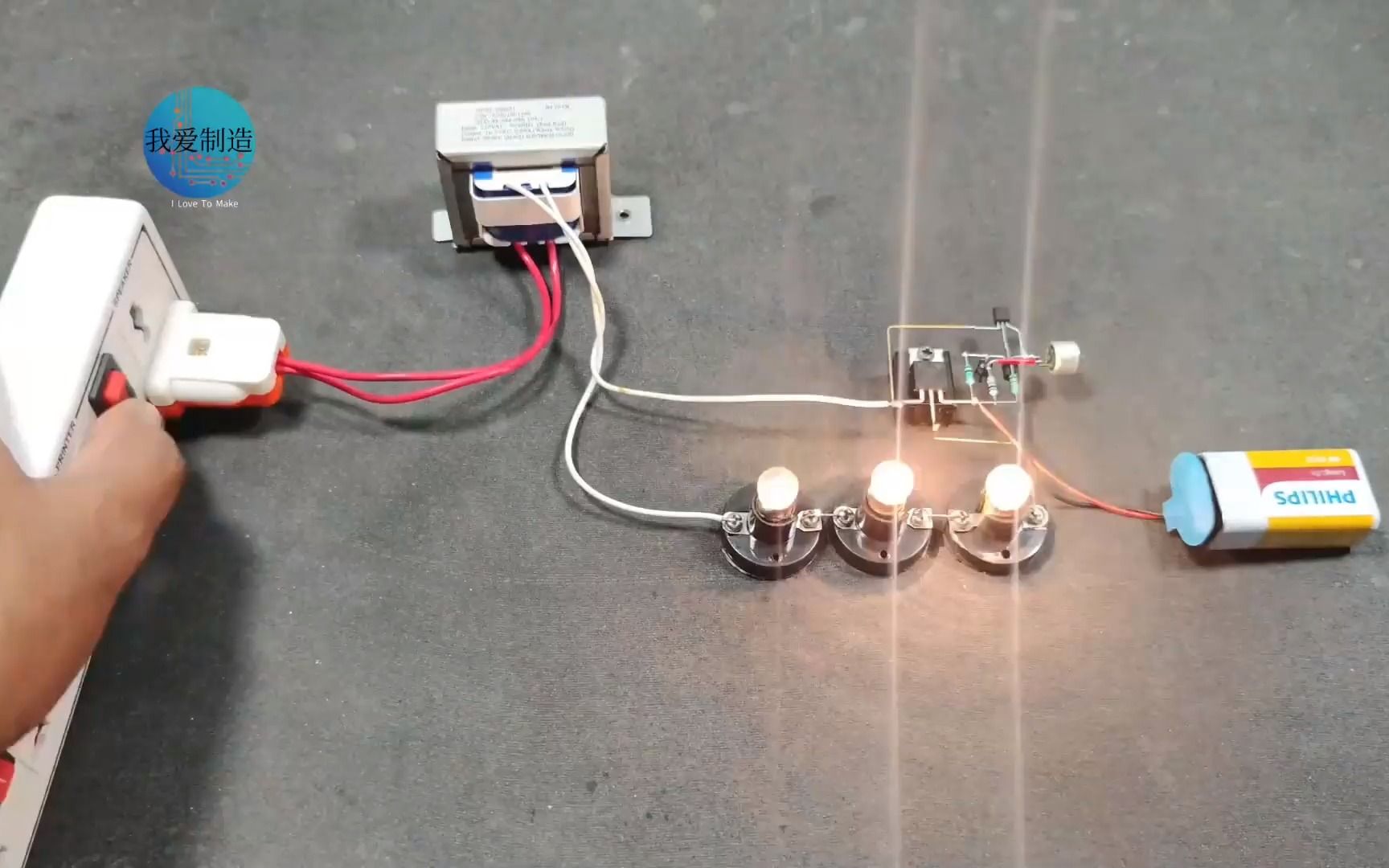 2个三极管+双向可控硅,制作声控音乐灯泡,电路很简单反应很迅速