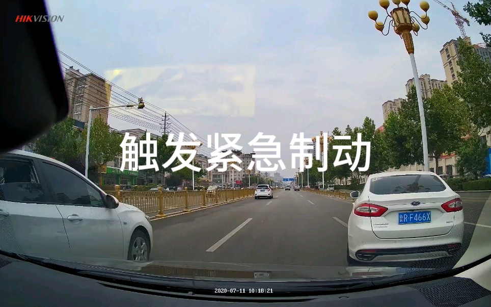 卡罗拉触发紧急制动。邪门!