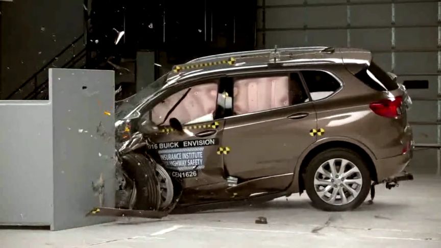 别克昂科威小重叠碰撞测试,安全气囊又没起作用