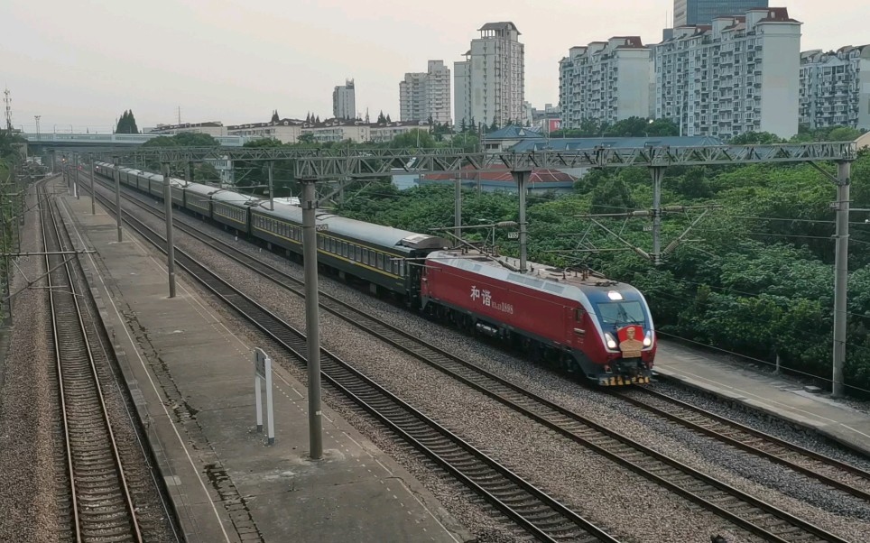 【中国铁路】【周恩来号】上局沪段HXD1D1898牵引K807次列车通过...