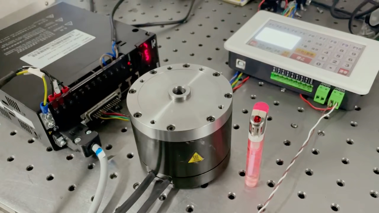 ...交叉滚柱轴承无机械传动,低噪声,平滑顺畅运动支持,位置,转速,转距控制