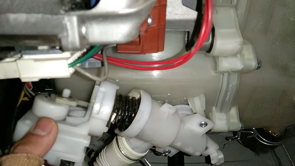 滚动洗衣机要是进水的时候漏水一般都是底下堵脏东西看看吧