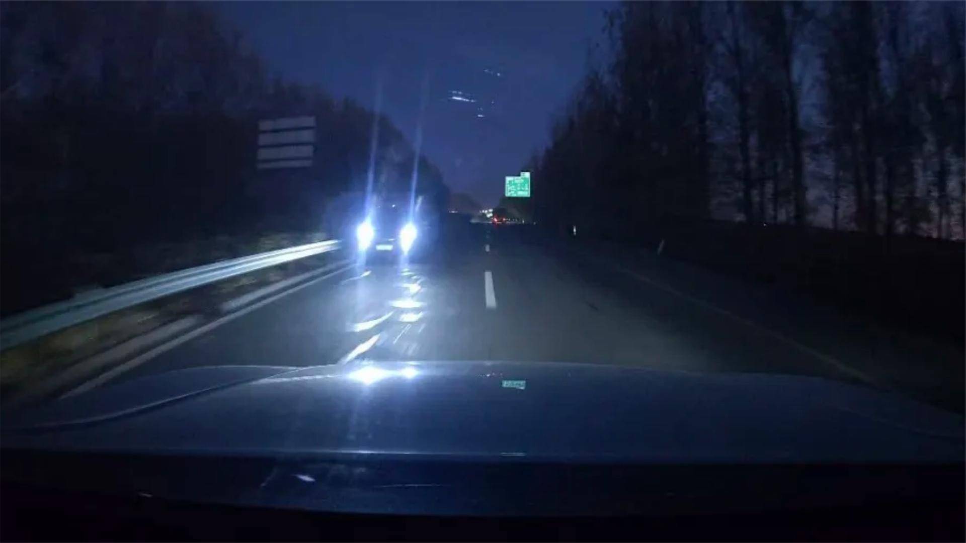 男子高速上突遇一车开远光灯逆行,"差点就车毁人亡"