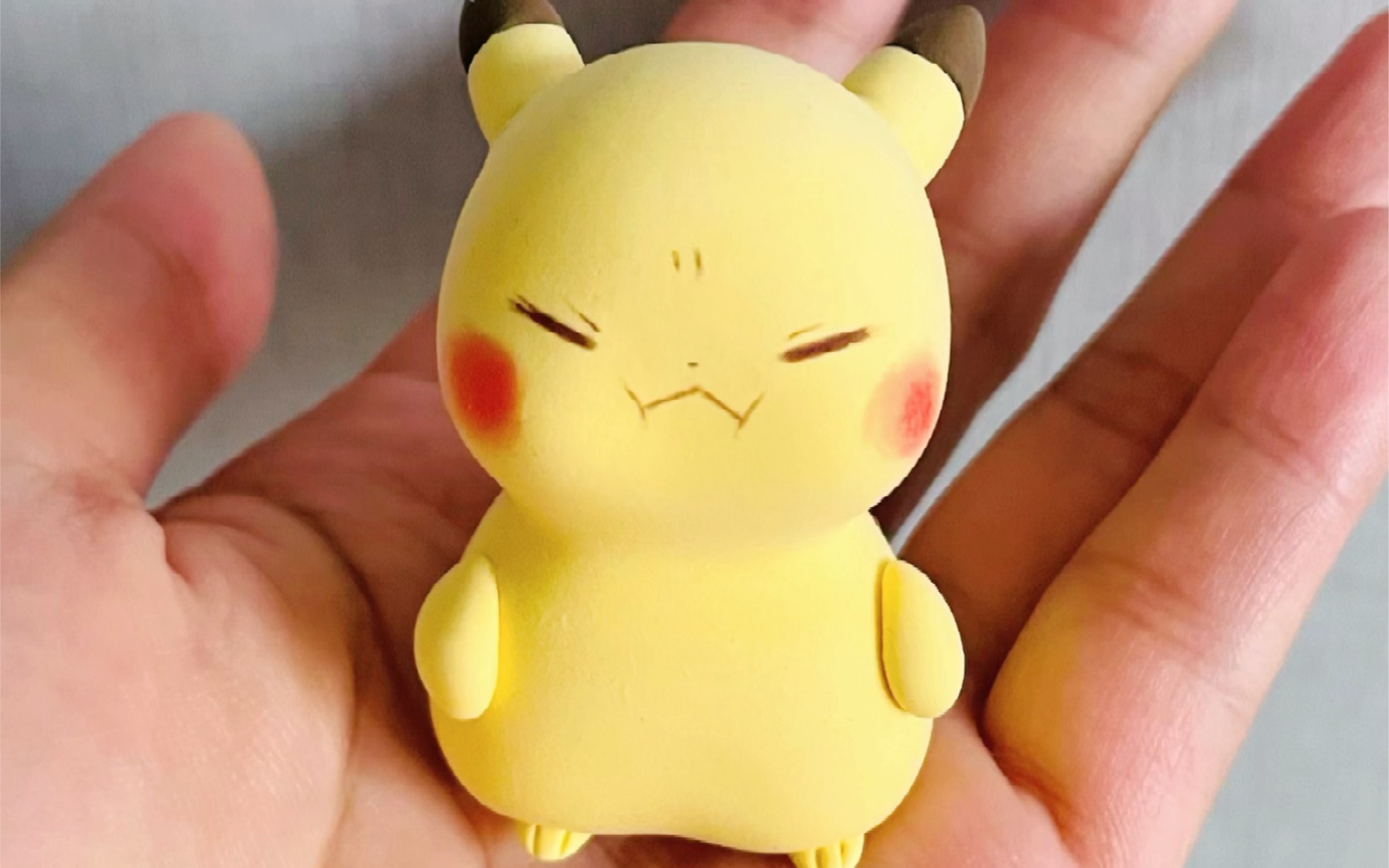 《粘土皮卡丘》用粘土捏一只气鼓鼓的皮卡丘,很好rua～
