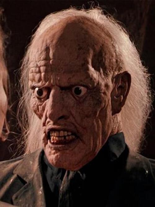 富豪为了长生不老,一口喝光万年圣水,不料瞬间变成一副枯骨!