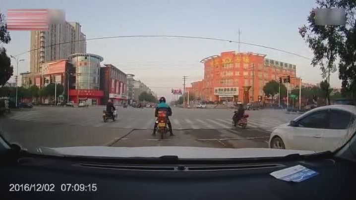 电动车停在路口等红绿灯被转弯车辆撞倒,大家觉得撞的亏吗?