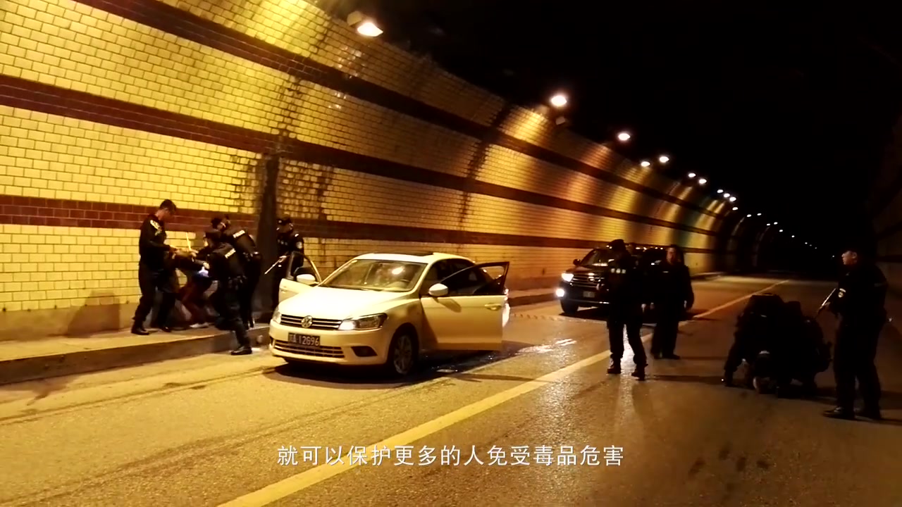 枪声、撞车声…警方真实抓捕毒贩现场,惊心动魄!