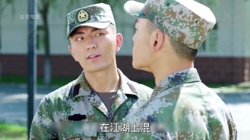 新兵在烈日下站军姿,战友却拿出细针扎他
