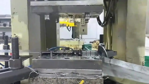 冲压与拉伸连续模具及多工位拉伸机械手模具