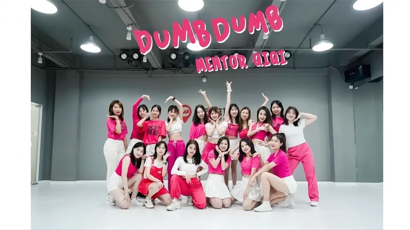 很多人喜欢的Somi新歌《DUMB DUMB》,很带感的甜心舞蹈