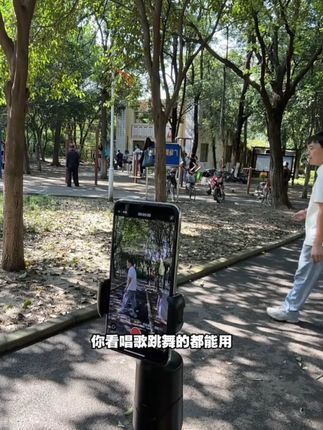 一个人在家也能轻松拍视频和直播#智能跟拍云台#360度跟拍云台#...