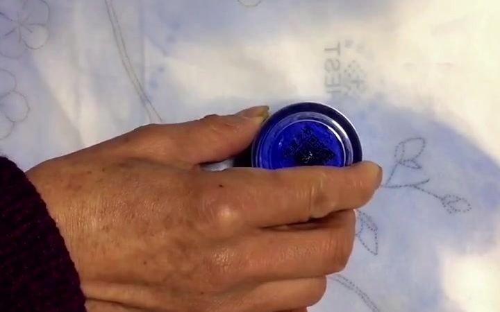 答应绣友发个印图的作品,制作绣图用透明的硫酸纸描好图,再用粗一点...