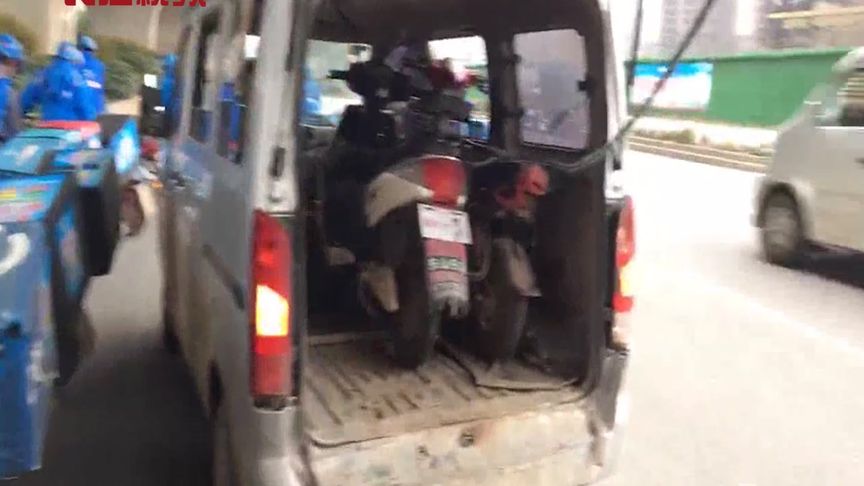 武汉交警突击检查 早高峰扣五辆无牌照电动车