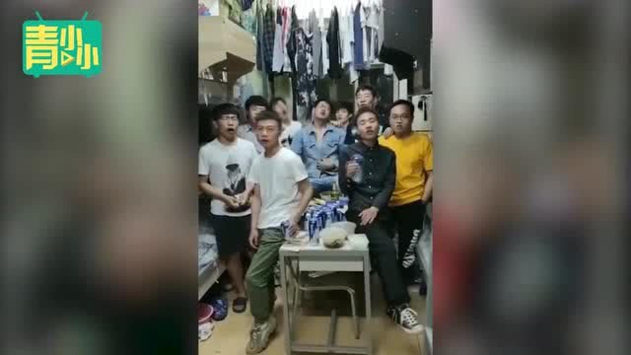 刷屏了!高校毕业生宿舍这一幕,笑着笑着就想哭