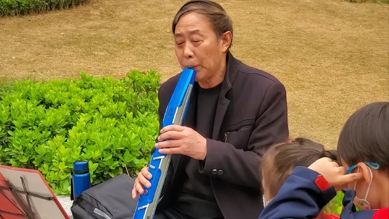 近年流行的电吹管,能模仿多种乐器演奏,音色优美,旋律欢畅动听