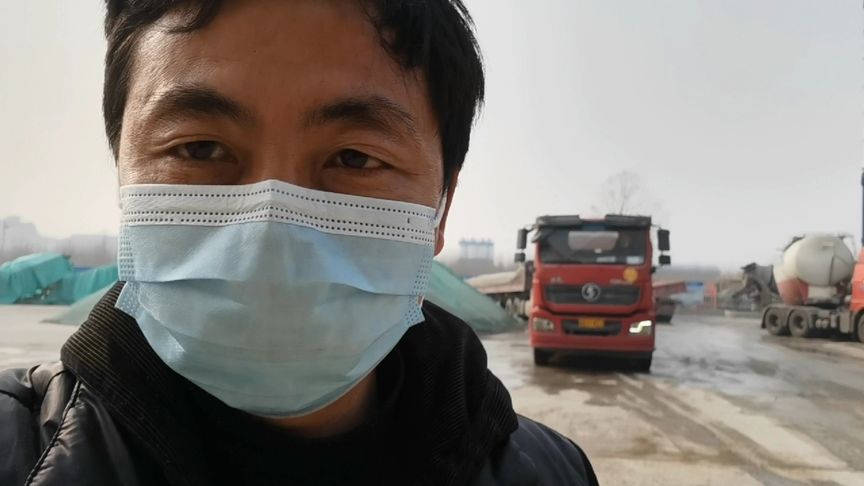 年关将近,拌和站还在进料,都满苍了,