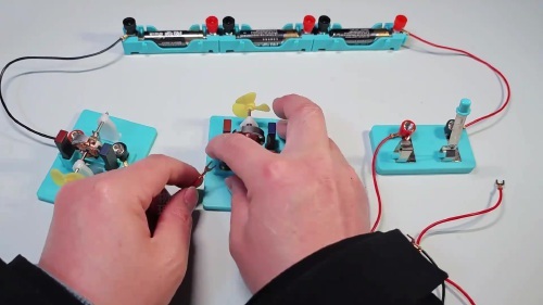 电动机工作原理:通电线圈在磁场中受力转动