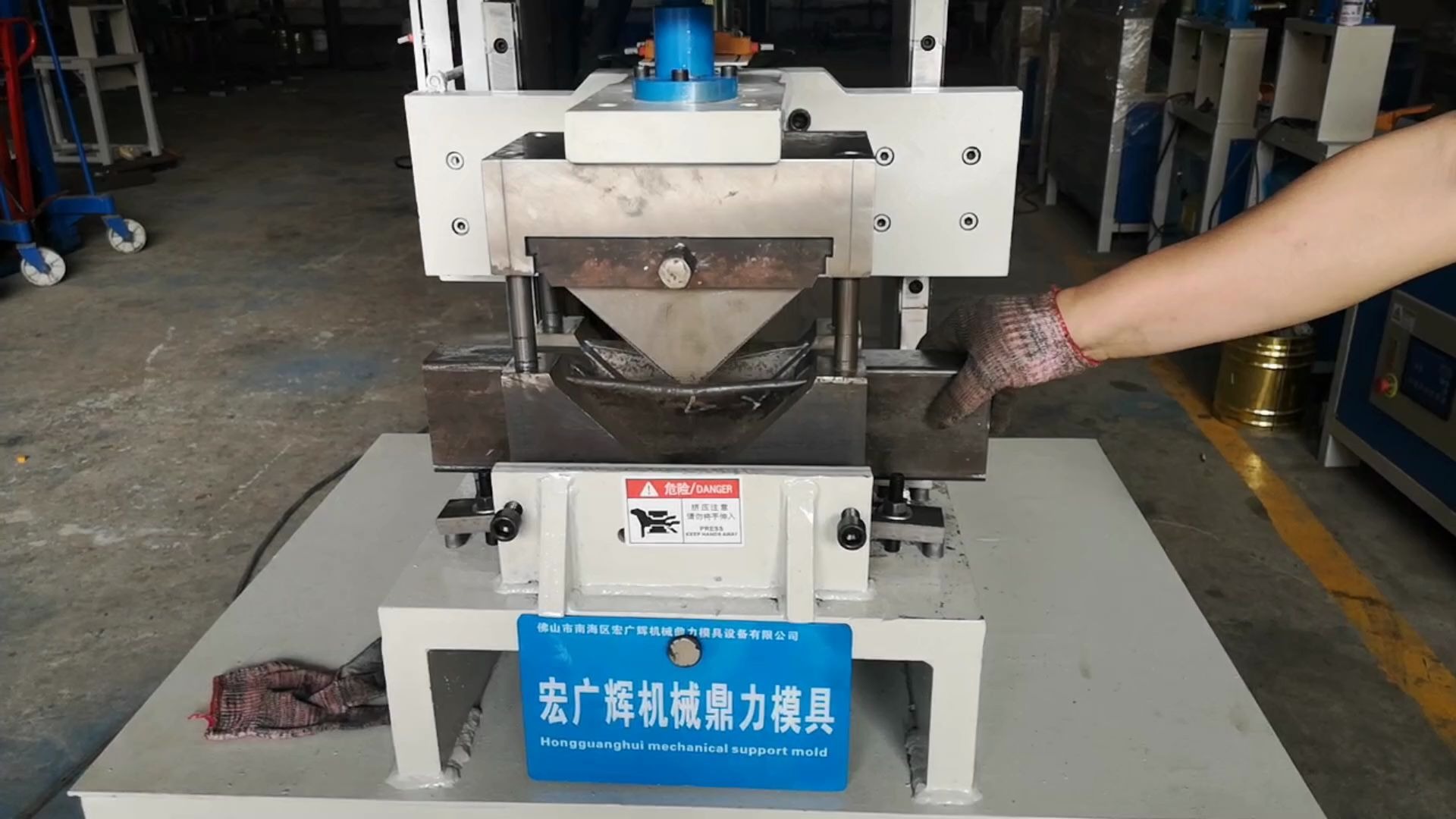 90度冲压模具铝合金角码冲压机冲不锈钢方孔机器角铁打孔神器
