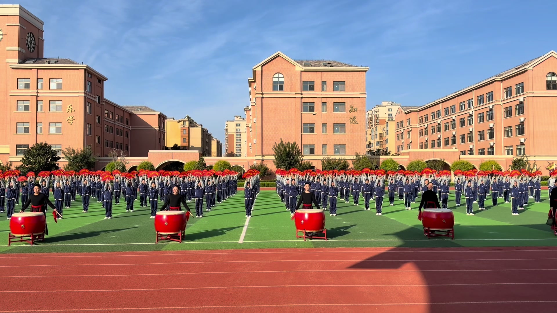 ... 平度双语校园运动会开幕式名场面, 这股热血与朝气,直接拉满!ߔ� #...