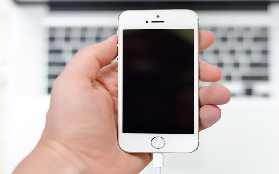 iphone还可以自己设置夜间模式，瞬间手机变黑色主题，赶紧开启吧！