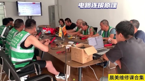 晨美定期给学员开设维修课程,学习万能表的使用及家电维修