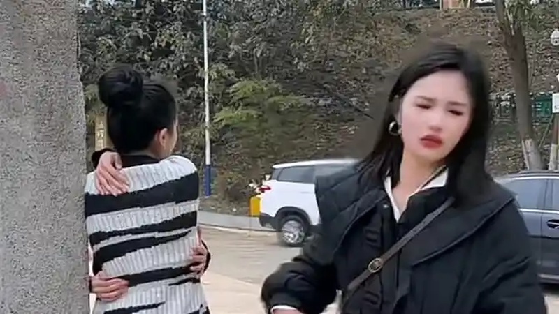 怎么会有三只手在身上挠痒痒呢