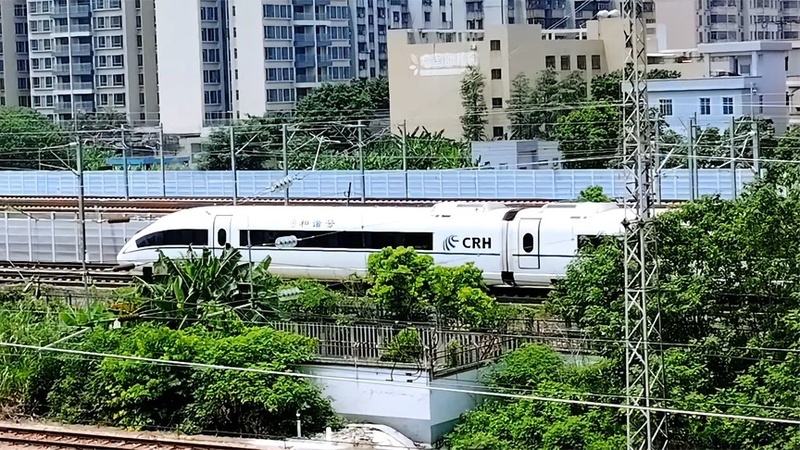 和谐号CRH3C型高速动车组从广州北经过