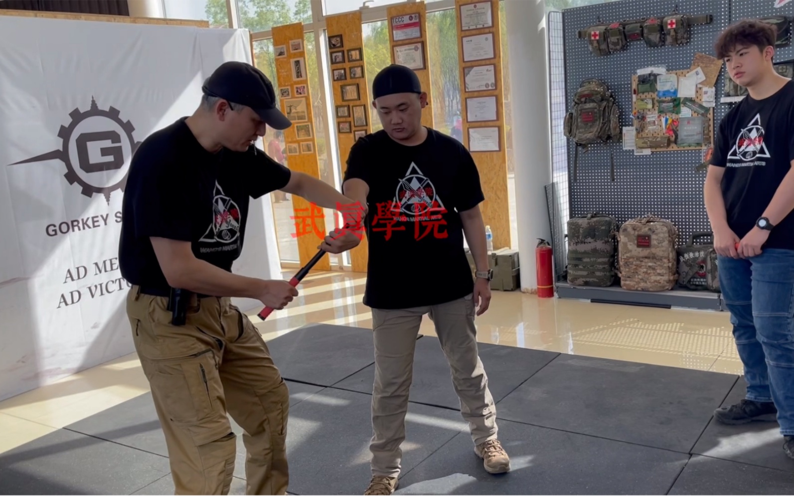 伸缩警棍被抓握时的解脱技术,破解抓握并成为进身控制的入口。2023...