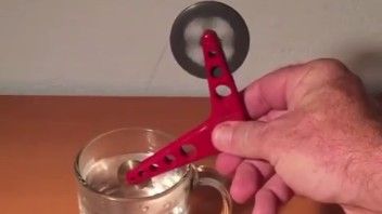 自动旋转,有人知道这是怎么回事吗?