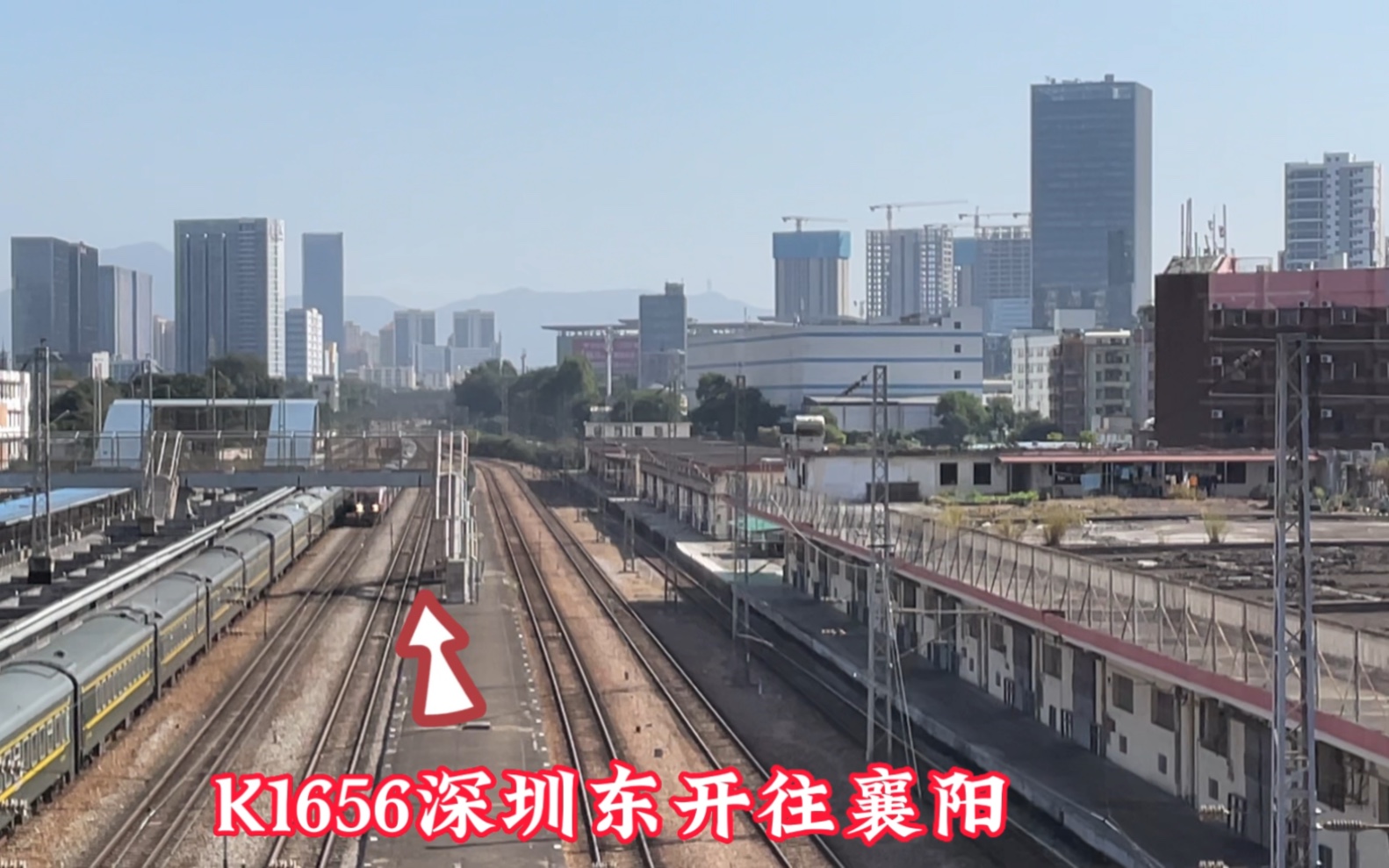 K1656(深圳东——襄阳)由和谐电3型电力机车牵引,开往广方向州